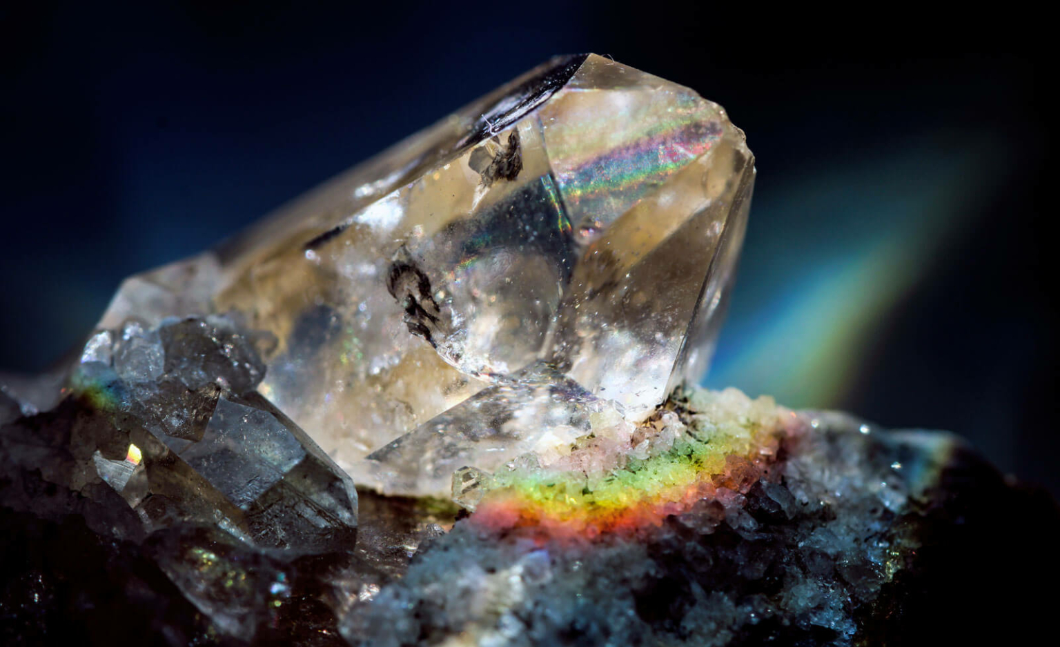 アイリスクォーツ｜特徴・効果・意味を解説。虹色に輝く理由とは？